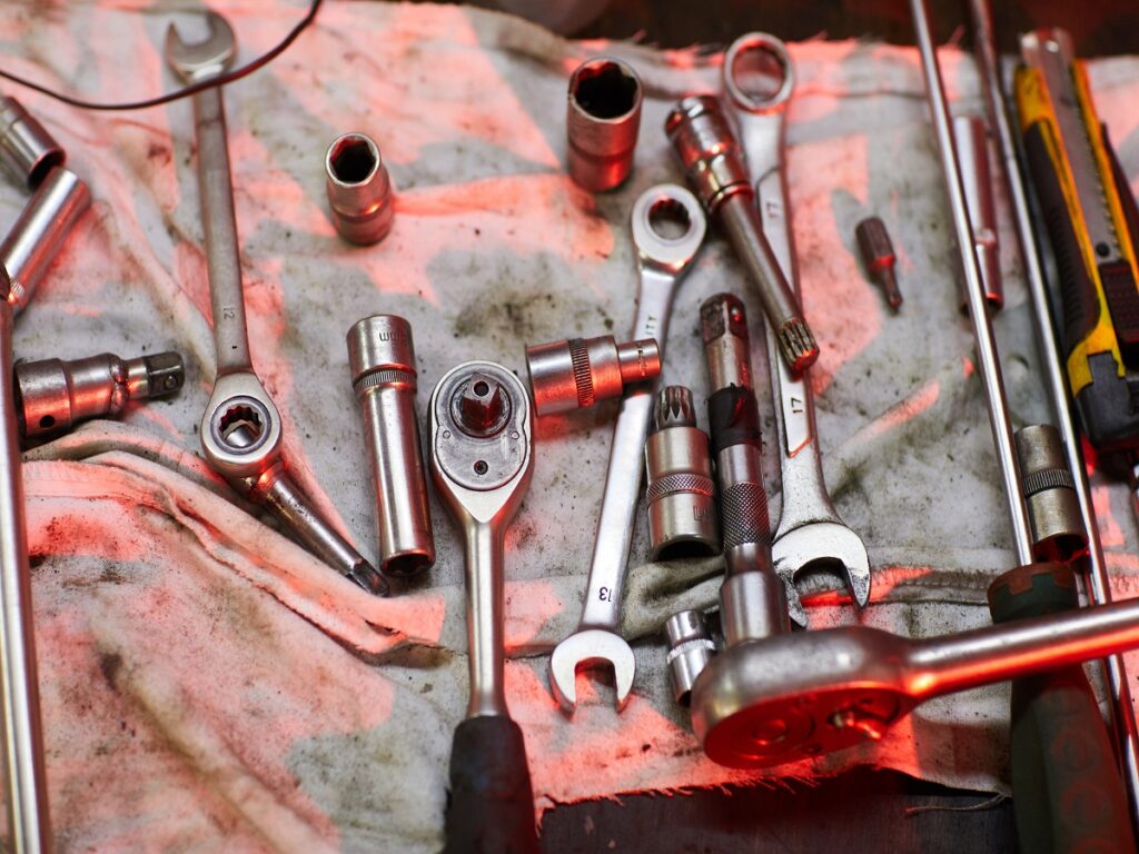 4 conseils pour choisir les outils à main de réparation de voitures à ...